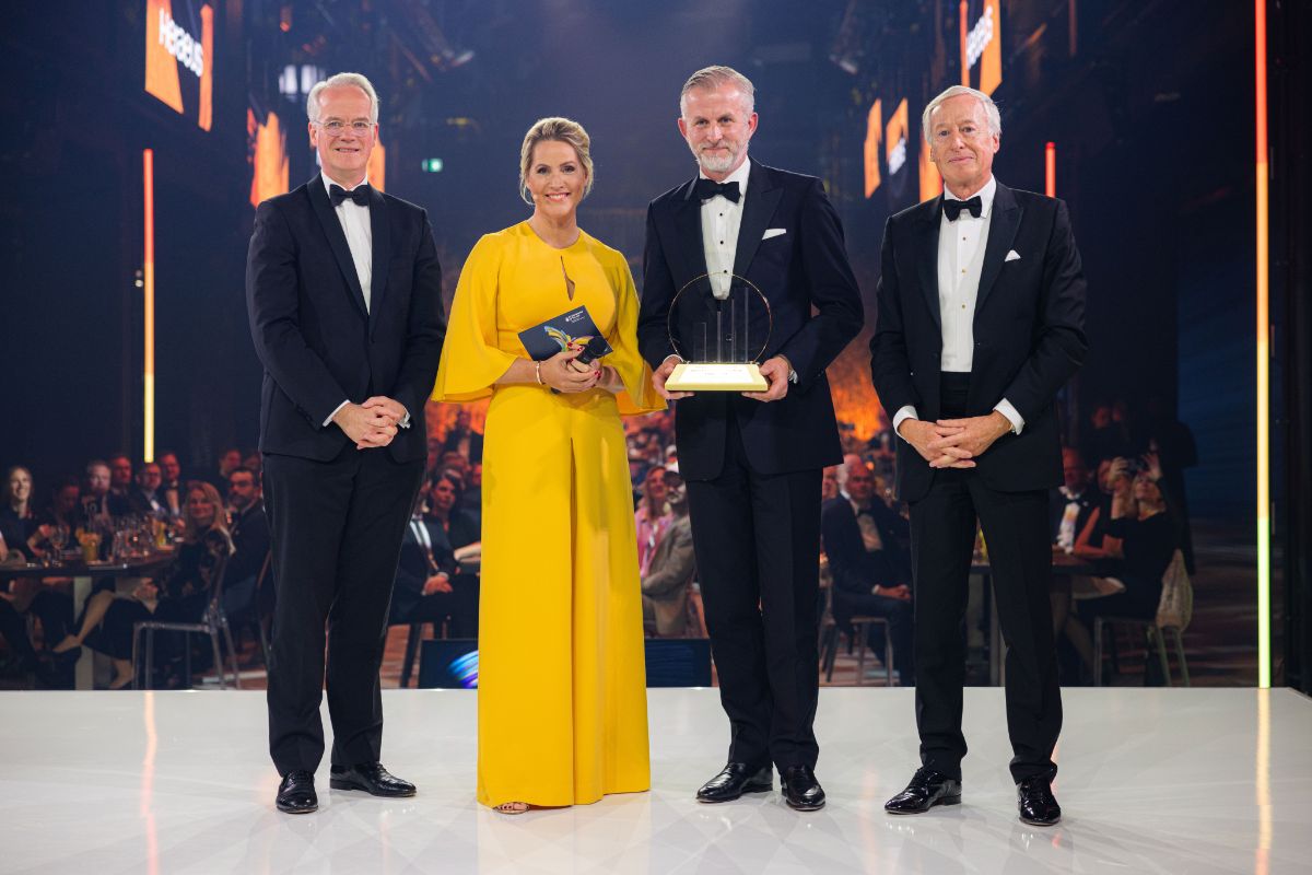 Heraeus receives honorary award "EY Entrepreneur Of The Year 2024"