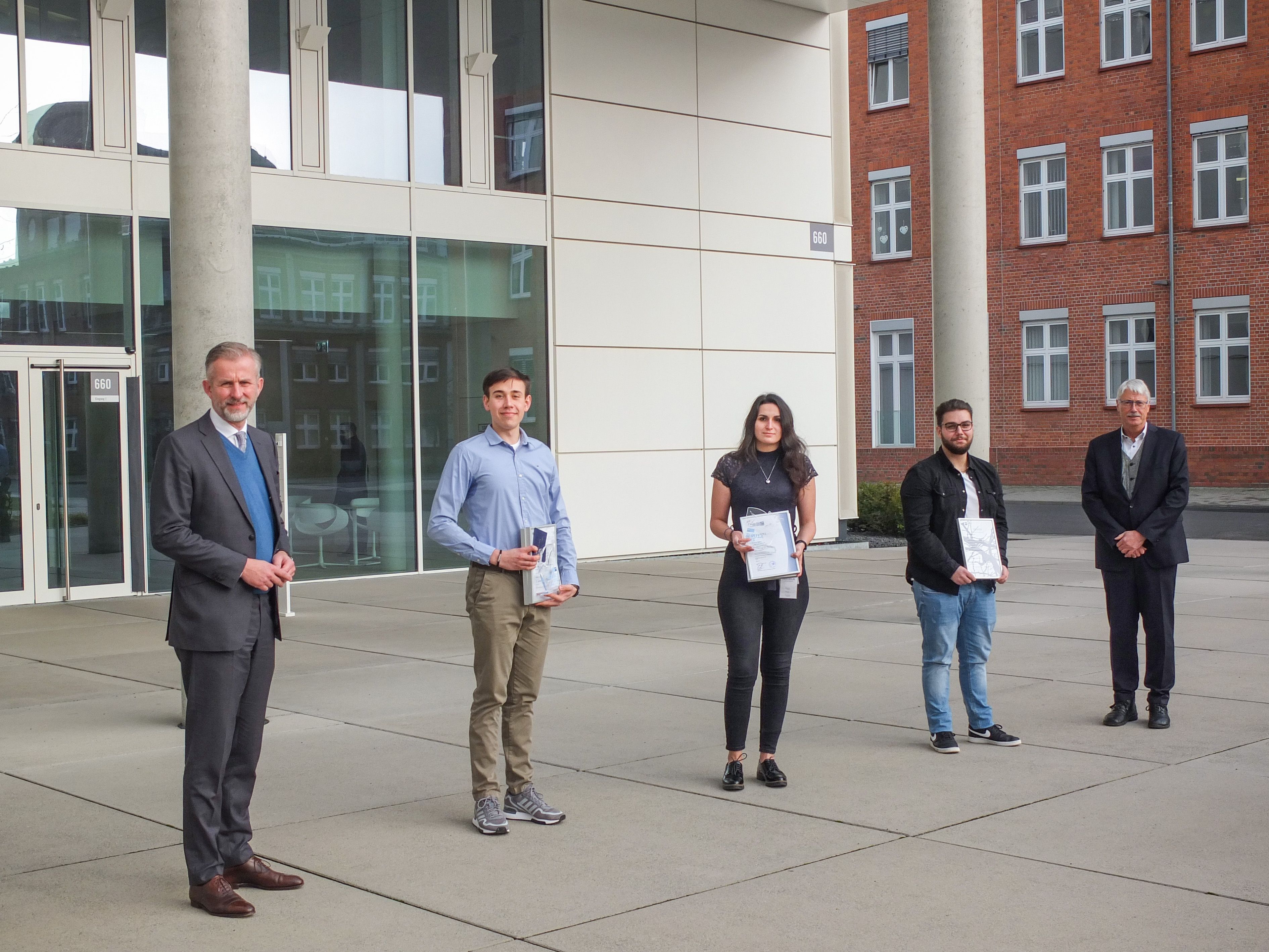 Ausgezeichnet: IHK ehrt die besten Absolventen der Heraeus Ausbildung